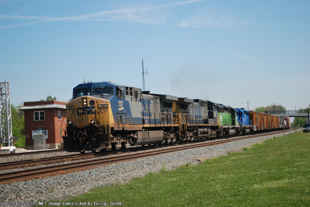 CSX heads west with 2 leasers in tow.